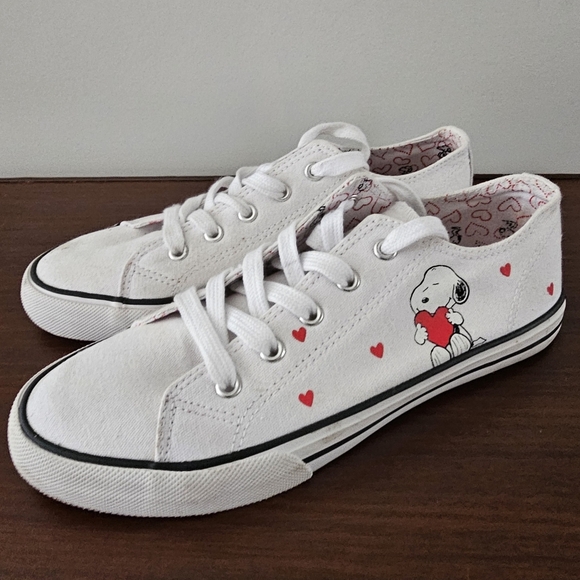 Peanuts Snoopy | Shoes | Snoopy Peanuts Girls White Canvas Low Cut ...